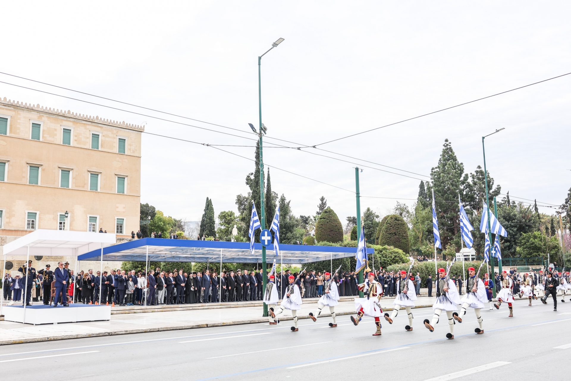 Εντυπωσιακές εικόνες από τη μεγάλη στρατιωτική παρέλαση για την Εθνική ...