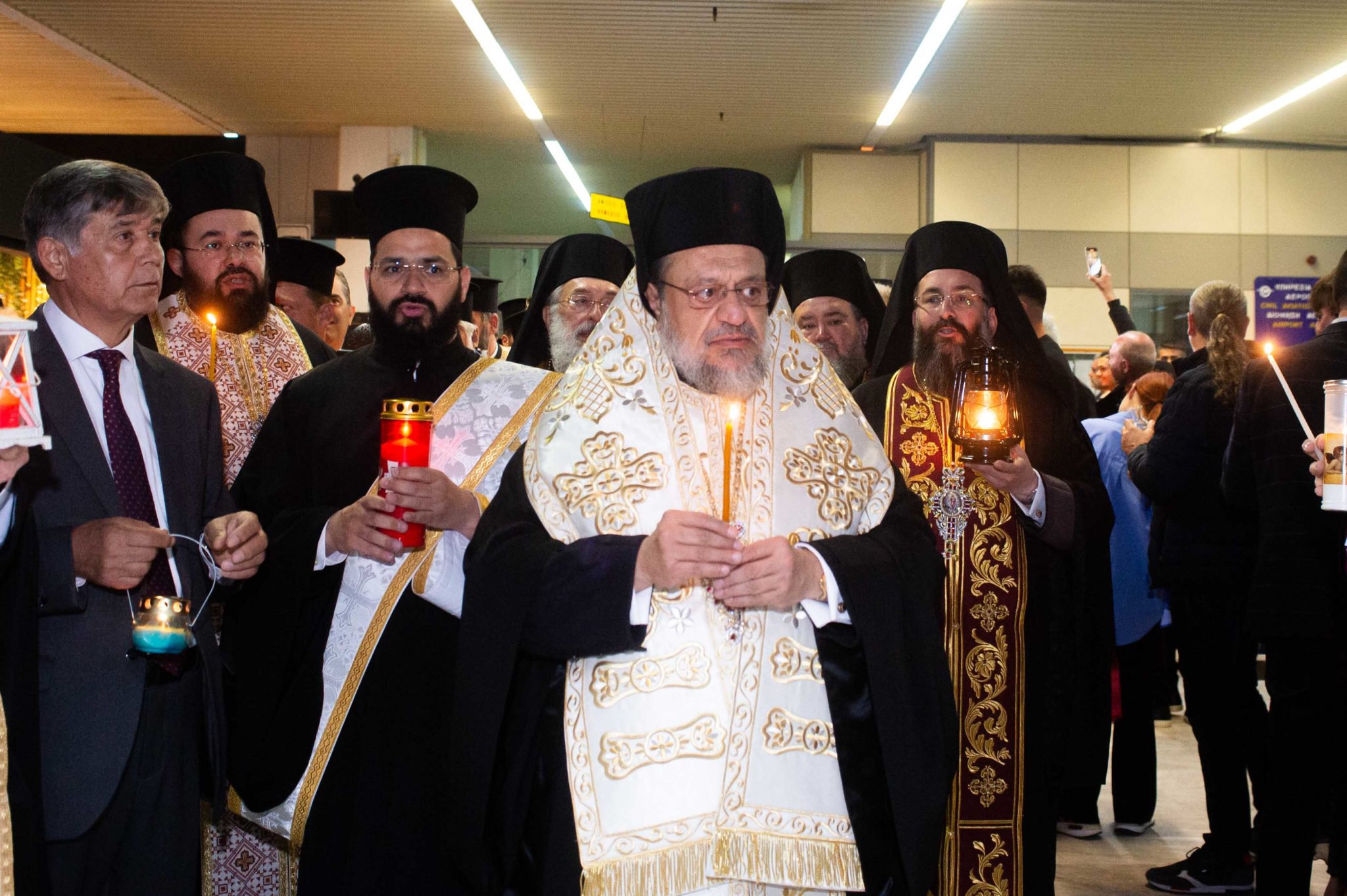 Ο Μητροπολίτης Μεσσηνίας υποδέχθηκε το Άγιον Φως - Ορθοδοξία News Agency