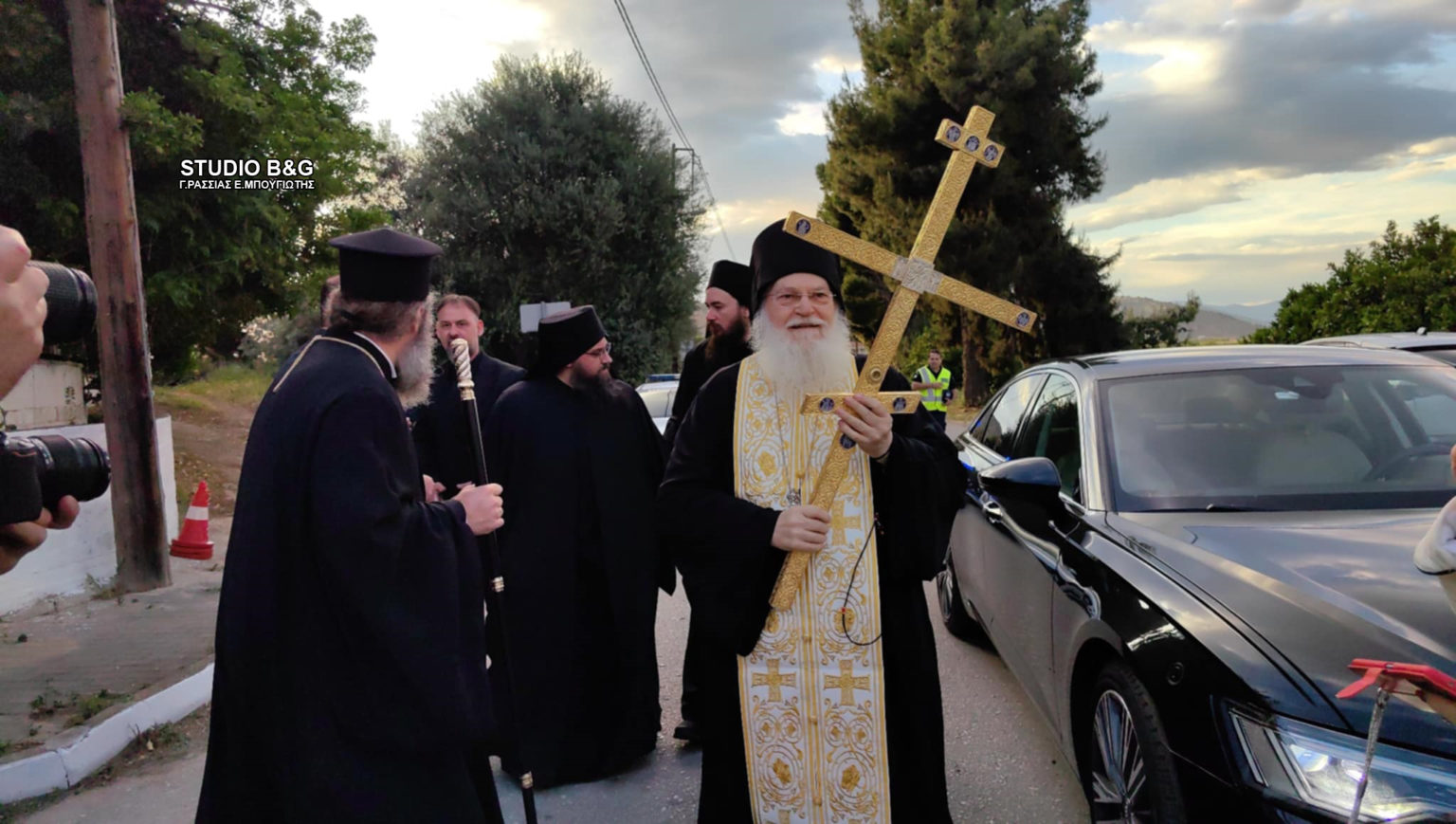 Φωτοστιγμές από την υποδοχή του Τιμίου Σταυρού και την Ιερά Αγρυπνία ...