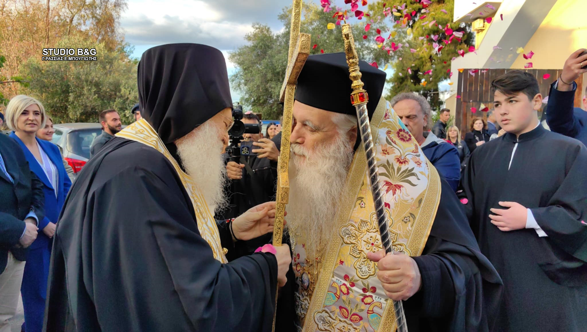 Φωτοστιγμές από την υποδοχή του Τιμίου Σταυρού και την Ιερά Αγρυπνία ...