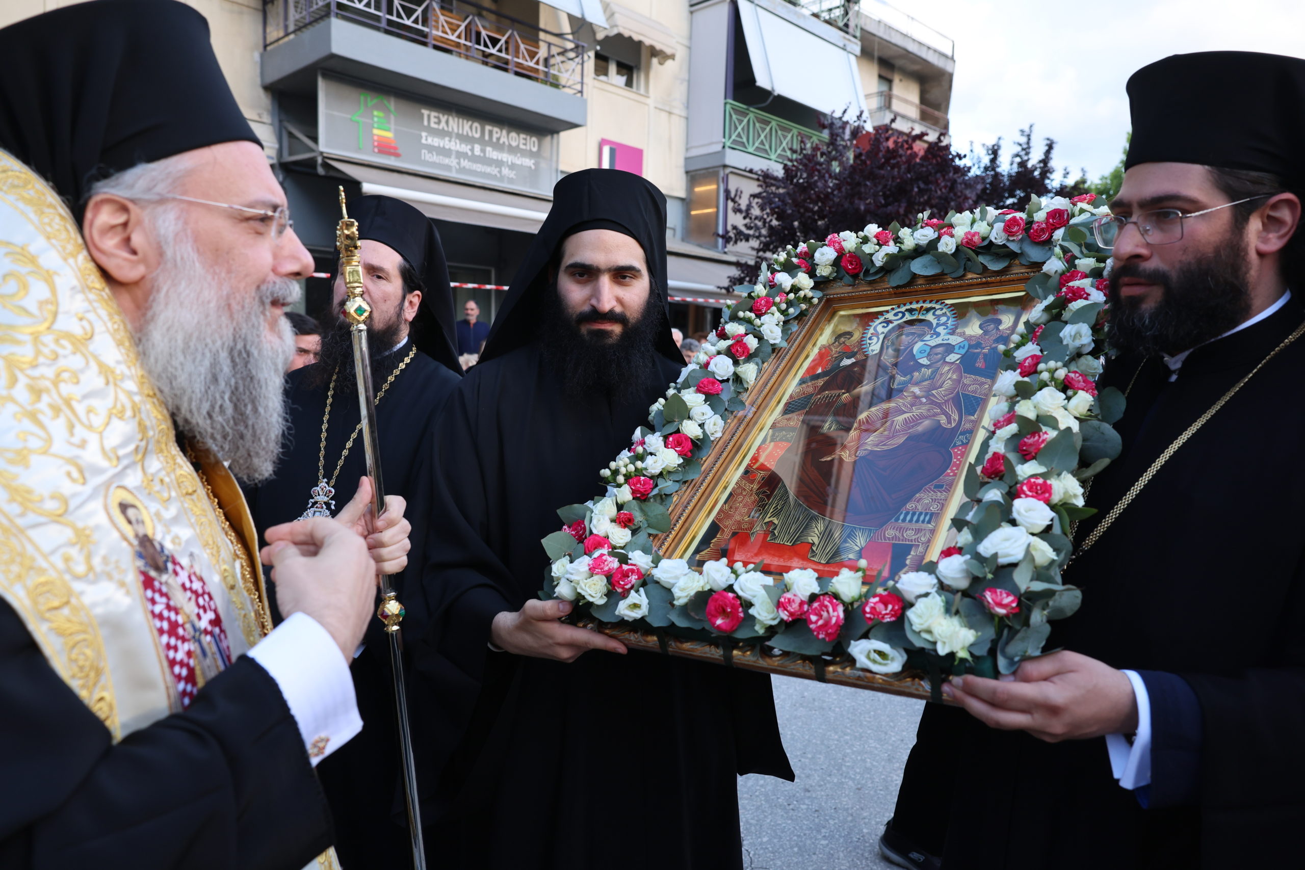 Υποδοχή της Ιεράς Εικόνος της Παναγίας Παντανάσσης στα Τρίκαλα από την ...