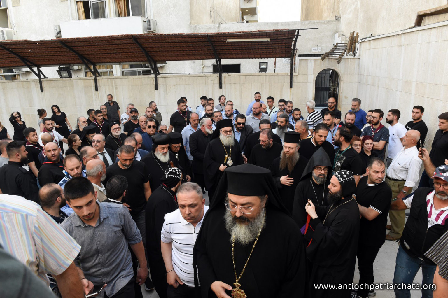 Με το "Χριστός Ανέστη" απαντά στη βία και την τρομοκρατία το ...