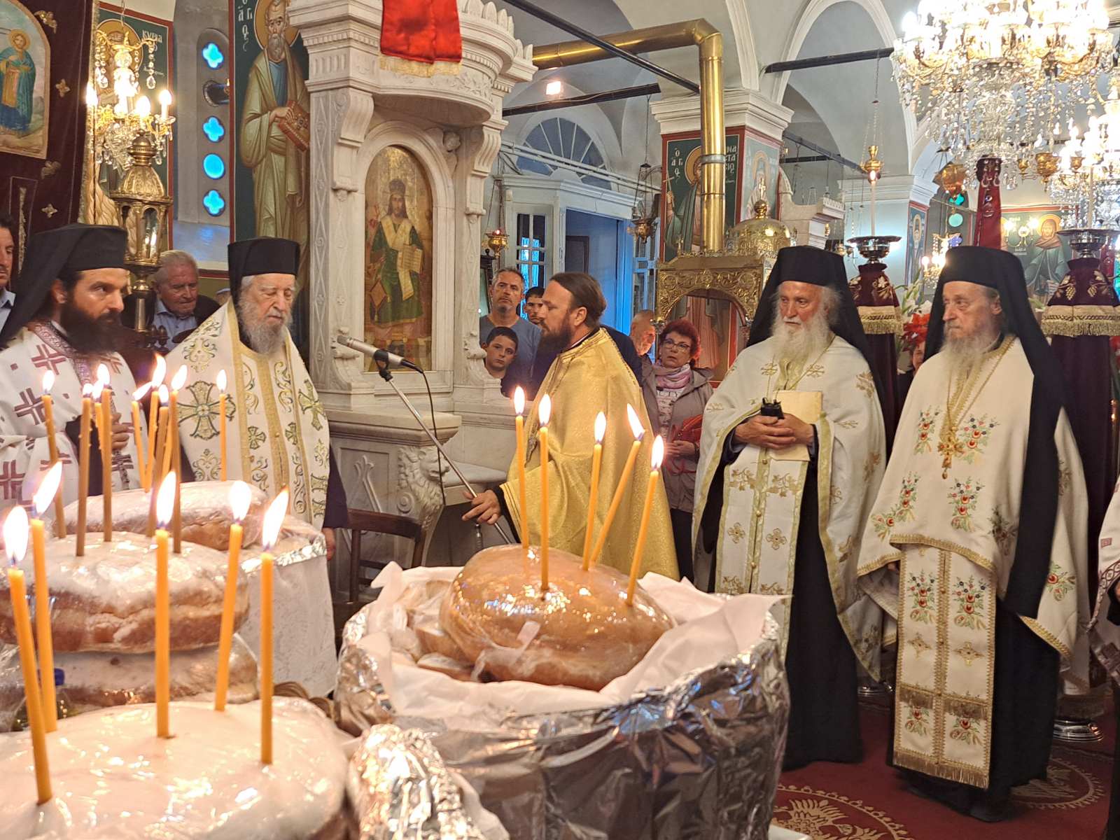 Ο Μητροπολίτης Καρυστίας Σεραφείμ στον Ι.Ν. Αγίων Αναργύρων Κοσμά ...