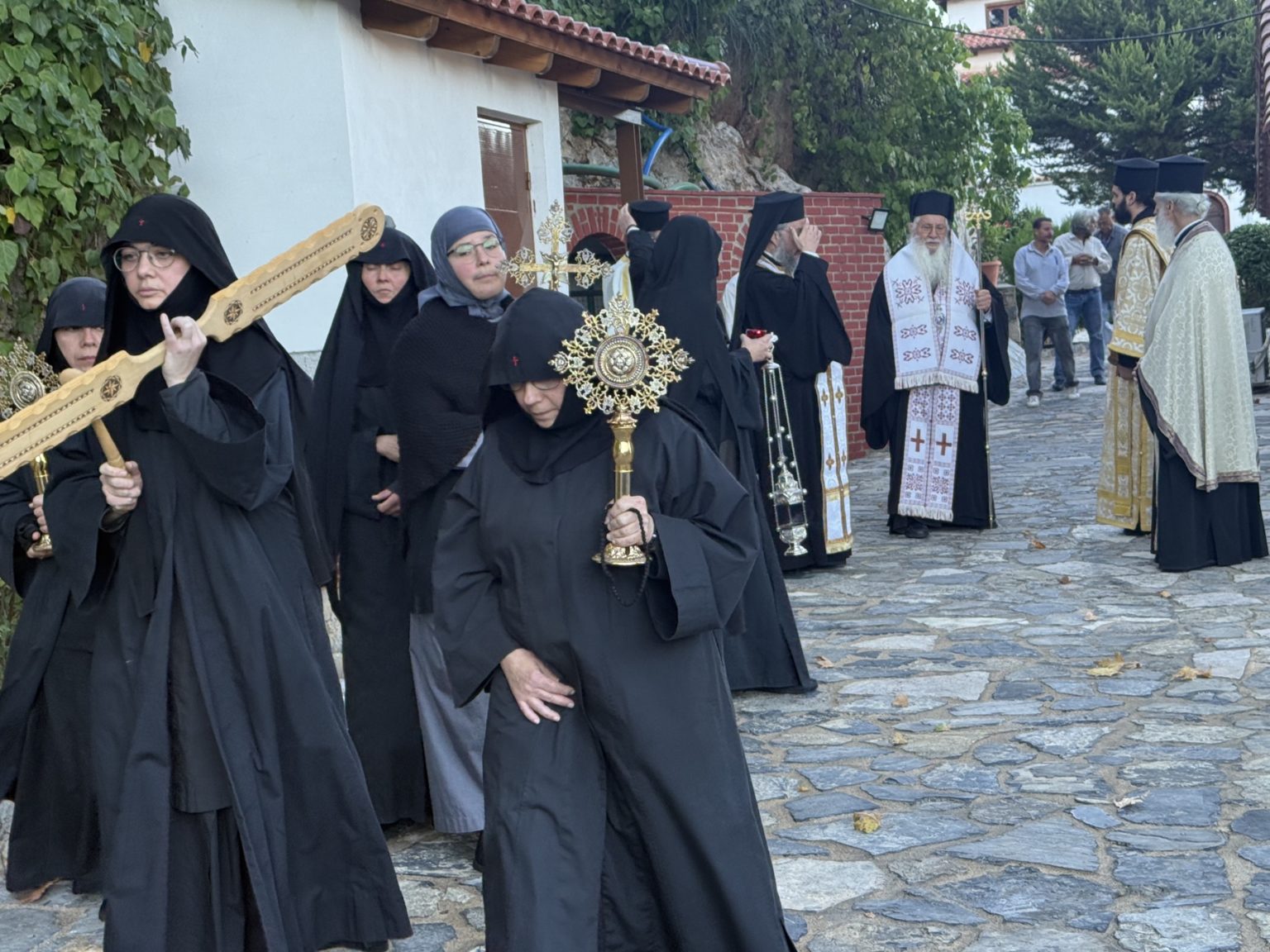 Εξόδιος ακολουθία μακαριστής μοναχής Ρόδης στην Ι.Μ. Αγίου Ιωάννου ...