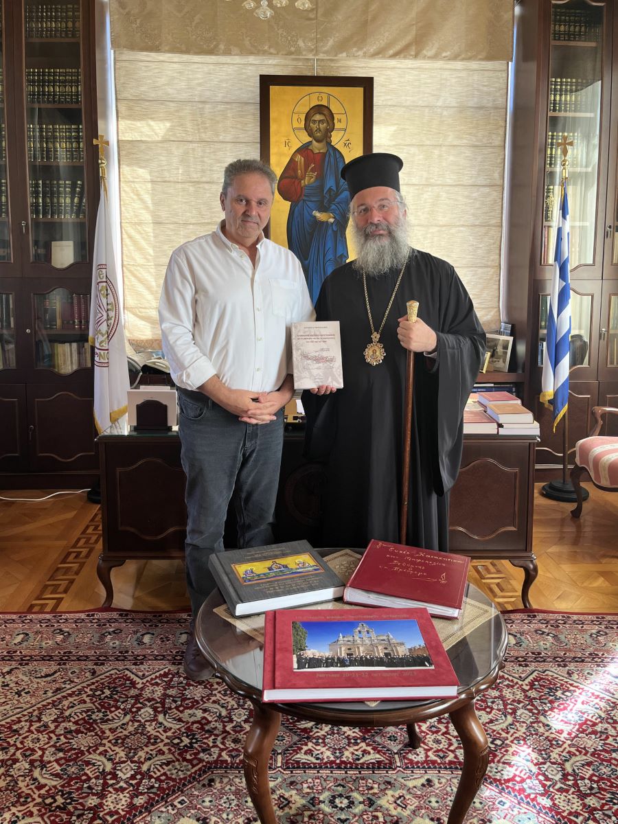 Παρουσιάστηκε στον Μητροπολίτη Ρεθύμνης το νέο βιβλίο του Αντωνίου ...