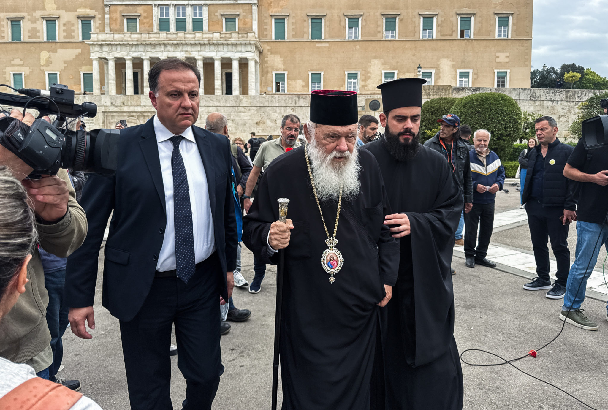 Ο Αρχιεπίσκοπος Ιερώνυμος επισκέφθηκε τον απεργό πείνας Πάνο Ρούτσι ...