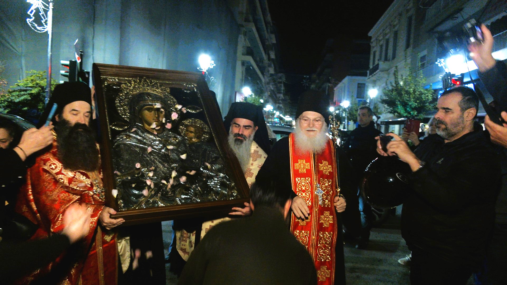 Λαμπροφορούσα η πόλη των Πατρών υποδέχτηκε την Παναγία την Εσφαγμένη ...