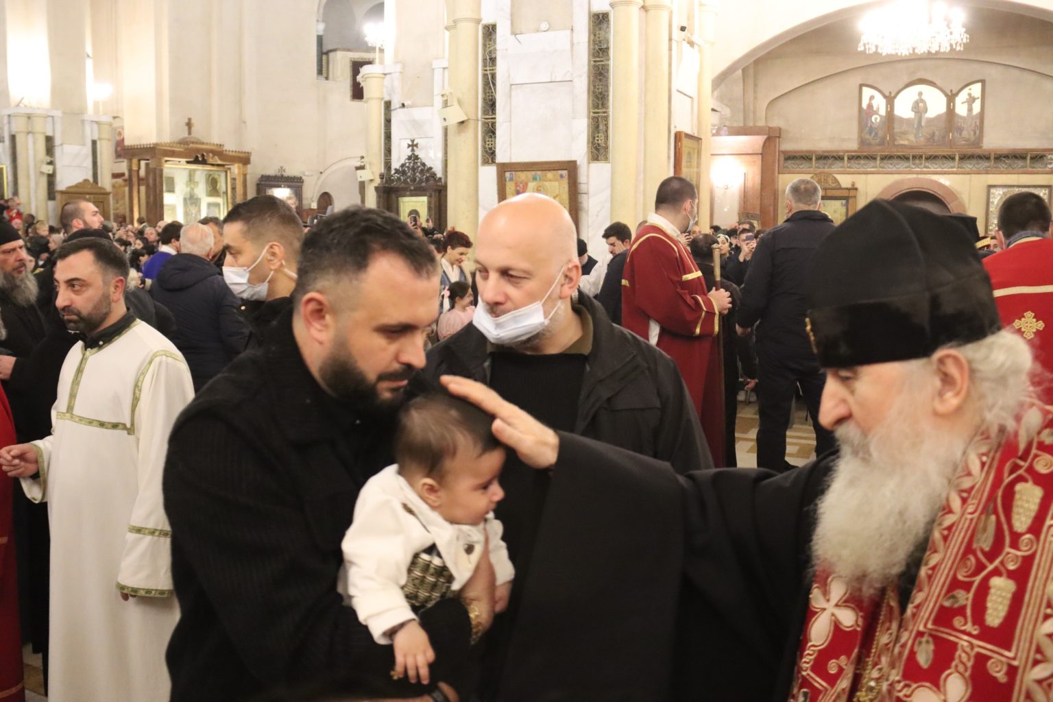 Τιφλίδα: Η 72η ομαδική βάπτιση νηπίων στον Καθεδρικό Ναό Αγίας Τριάδος ...