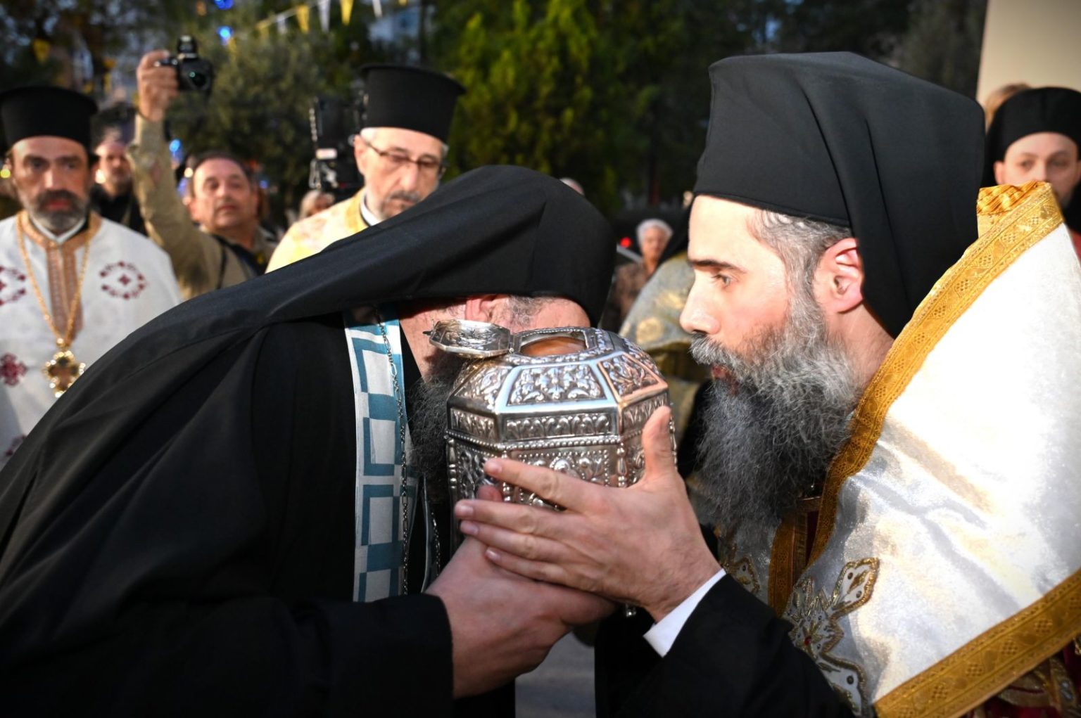Η υποδοχή της Τιμίας Κάρας του Αγίου Παντελεήμονος στον ομώνυμο Ναό ...