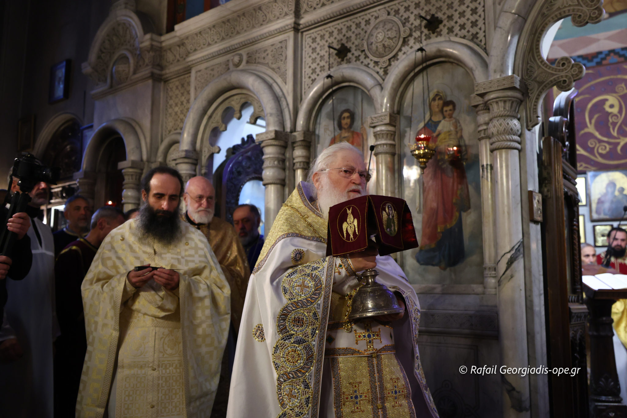 Ο Γέρων Εφραίμ Βατοπαιδινός για τη συμμετοχή στη Θεία Λειτουργία ...