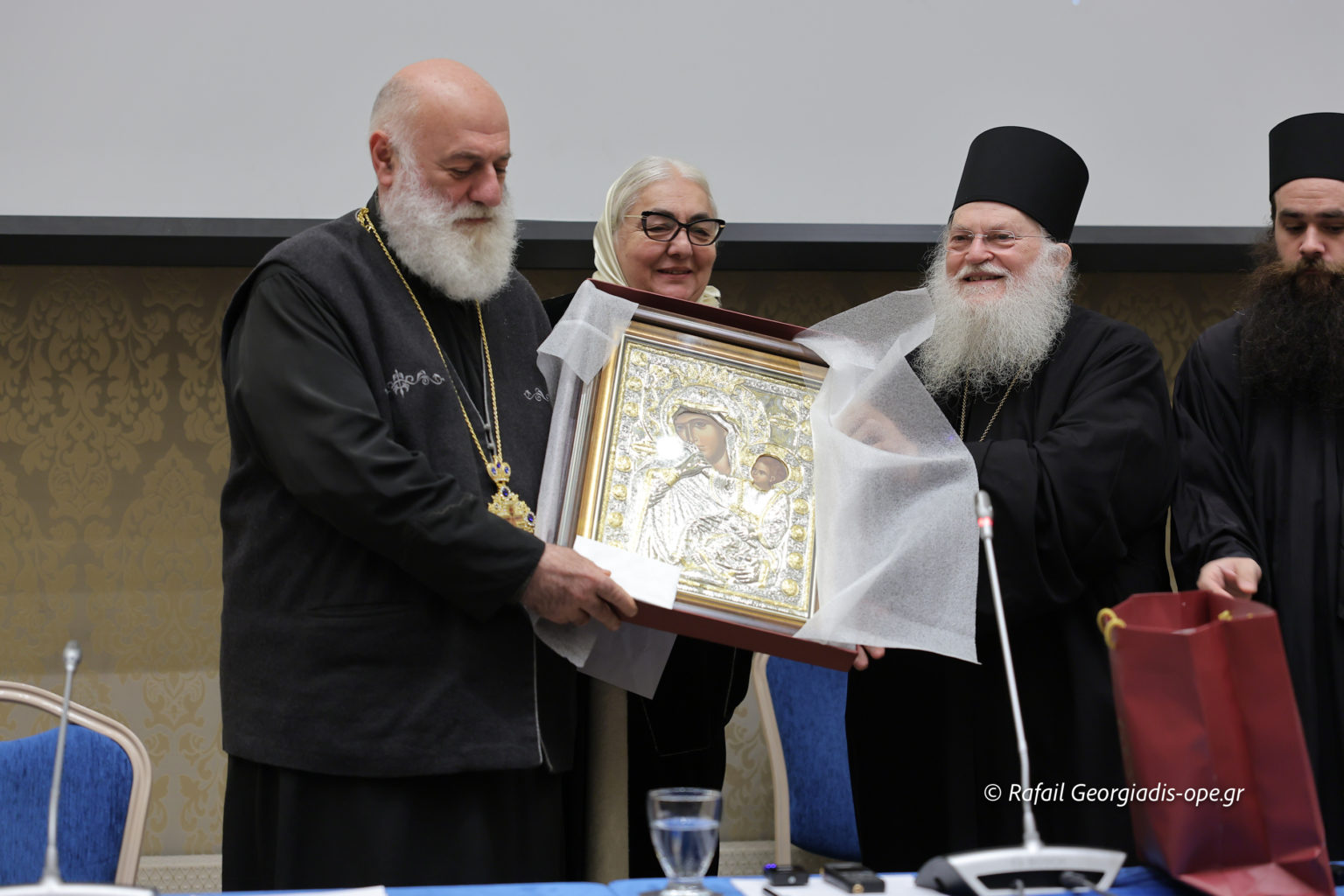 Πλήθος κόσμου στη Γεωργία λαμβάνει τις ευλογίες από το Άγιο Όρος ...