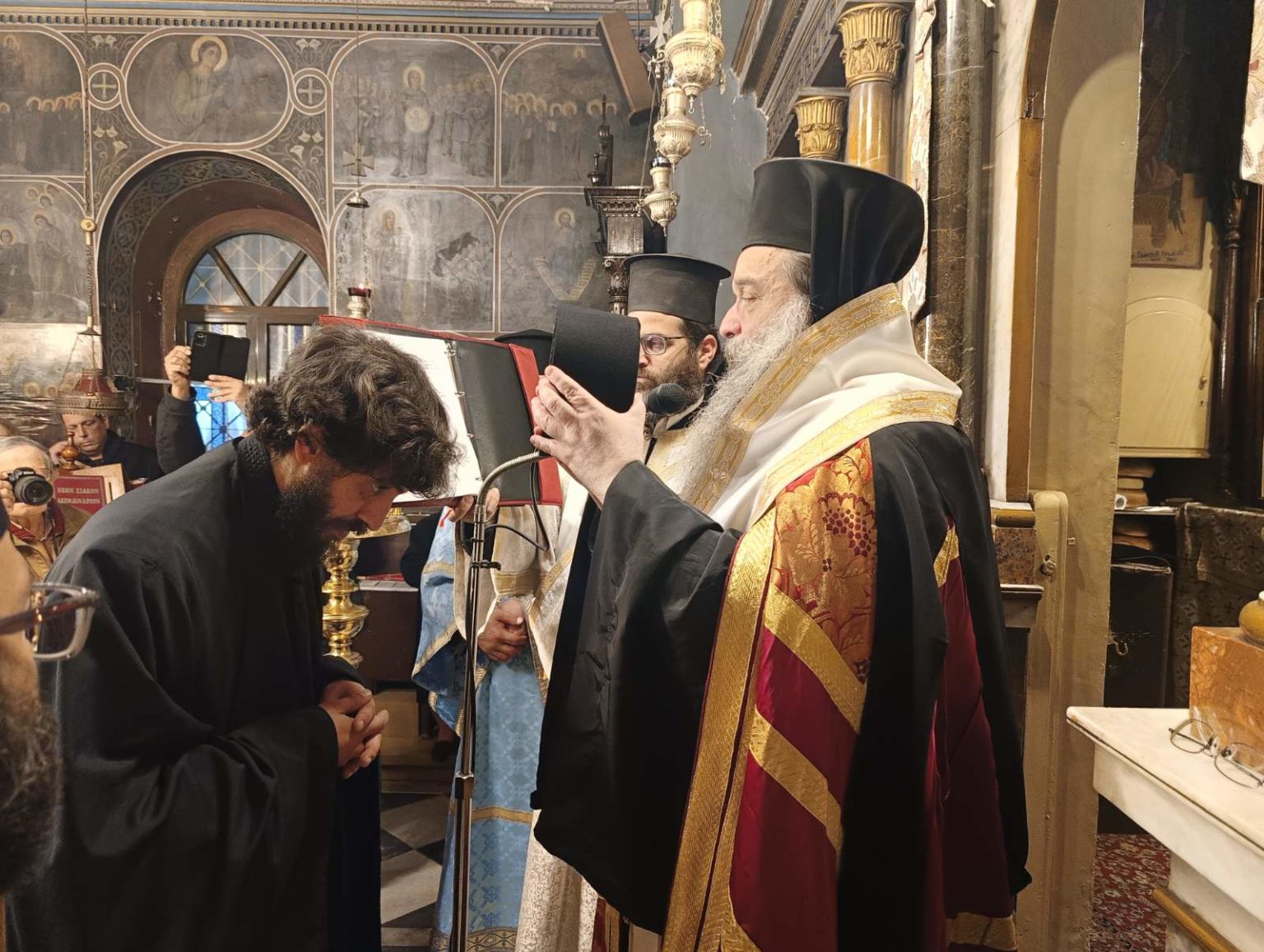 Κουρά Μοναχού και χειροτονία Διακόνου στην Ιερά Μητρόπολη Χίου ...
