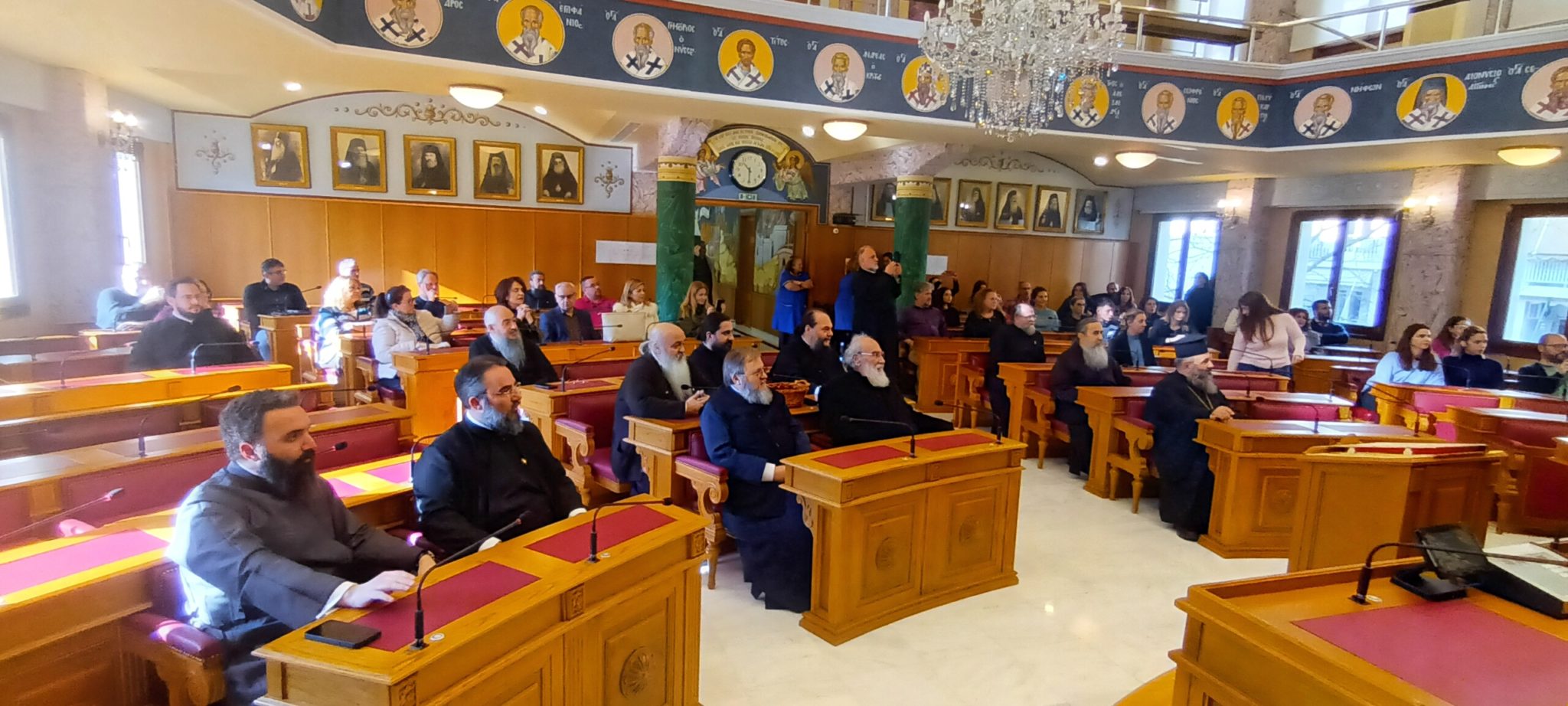 Χορωδίες έψαλαν τα κάλαντα στην Ιερά Σύνοδο της Εκκλησίας της Ελλάδος ...