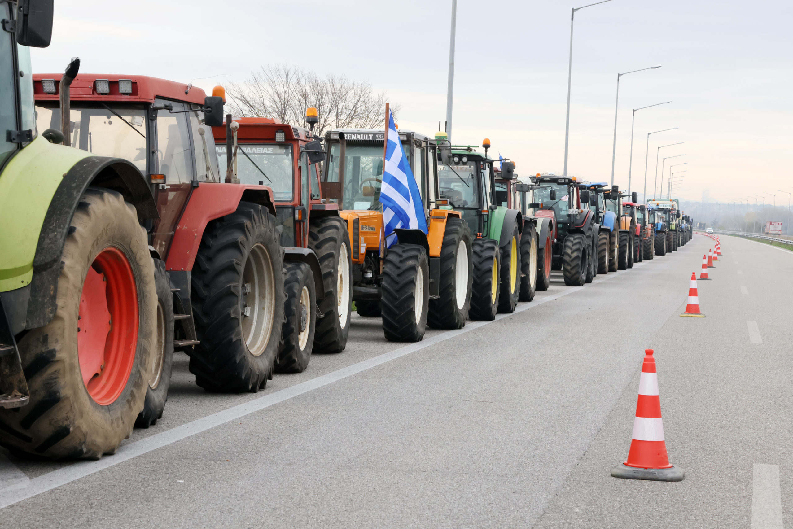 Στο πλευρό των αγροτών της Θεσσαλίας οι κληρικοί της Μητροπόλεως ...