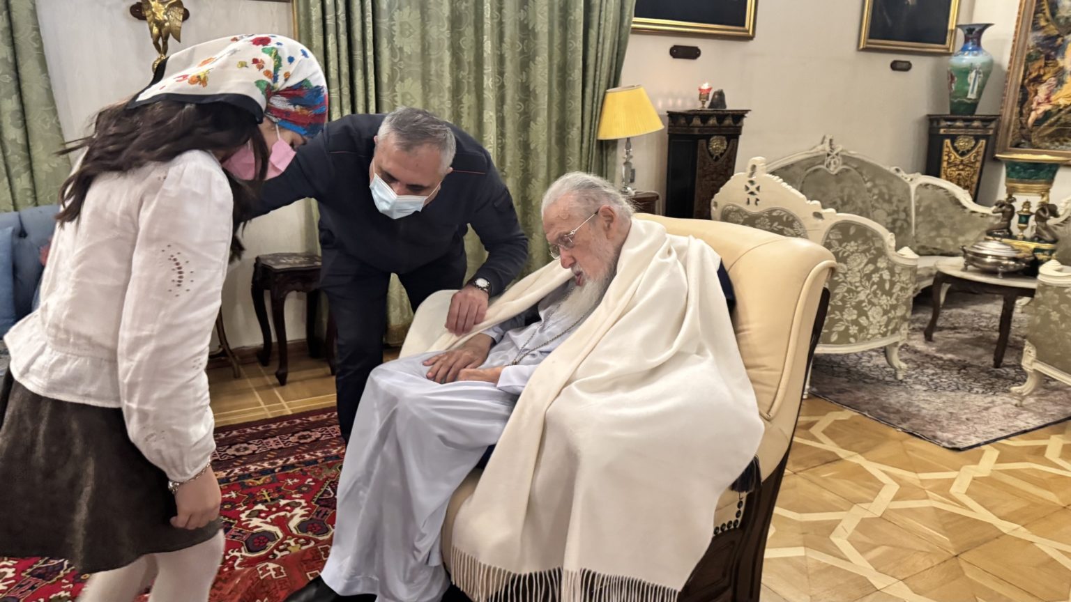 Ο Πατριάρχης Γεωργίας έδωσε την ευλογία του στην Ανίτα Αμπγαριάνι που ...