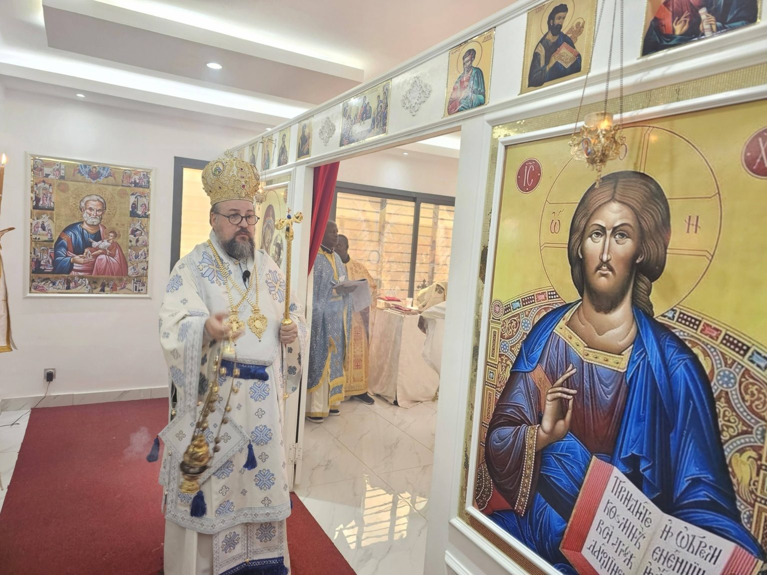 Χειροθεσίες έξι Αναγνωστών-Ψαλτών από τον Μητροπολίτη Άκκρας ...