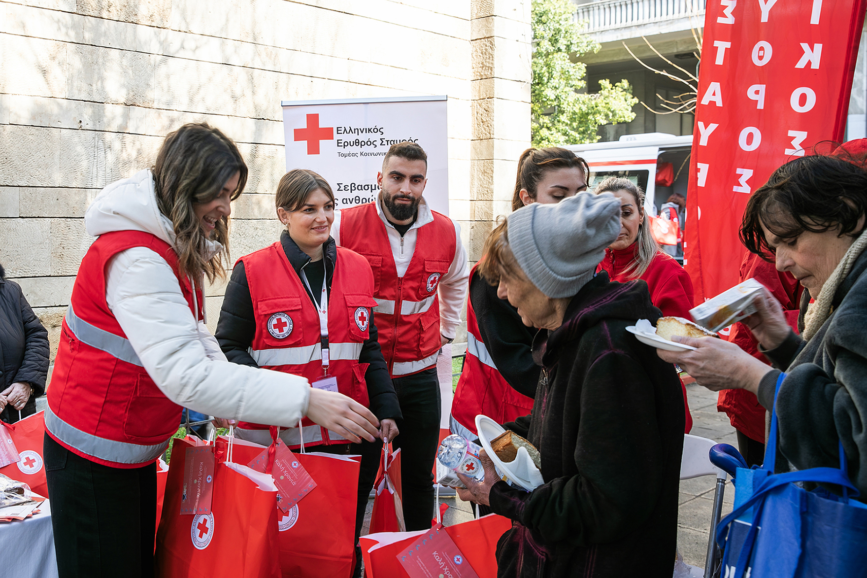 O Ελληνικός Ερυθρός Σταυρός προσέφερε μια ζεστή αγκαλιά στους άστεγους ...
